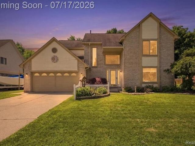 28108 Ruby Ct, Chesterfield Township, MI 48047