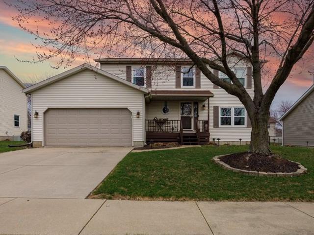 2810 Arrowhead Dr, Bloomington, IL 61704