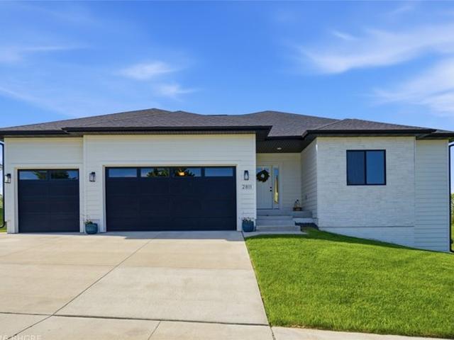 2811 Bos Landen Dr, Pella, IA 50219