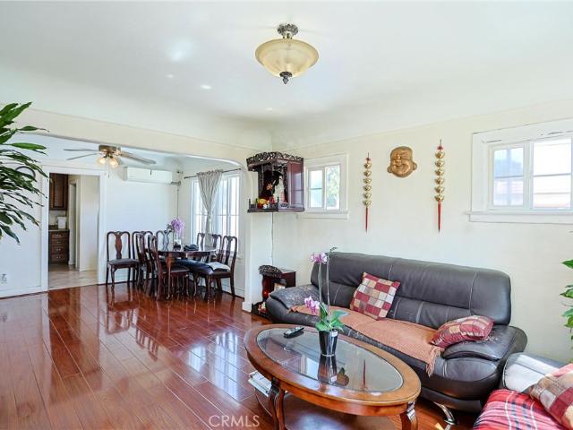 2811 Lexington