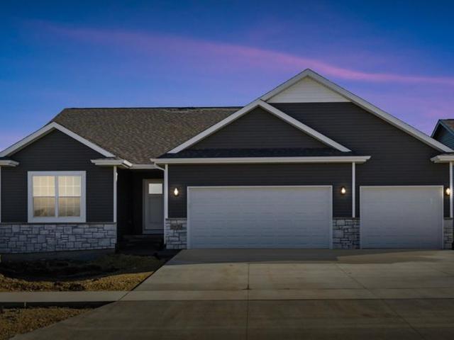 2813 Amber Valley Rd, Cedar Falls, IA 50613