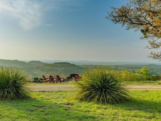 281 Kloster Ln, Blanco, TX 78606