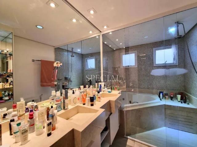 281 m², 4 suítes, 4 vagas – Apartamento reformado com varanda gourmet no Campo Belo