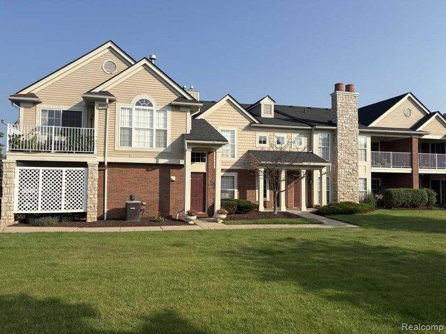 28242 Oakmonte Cir E, South Lyon, MI 48165