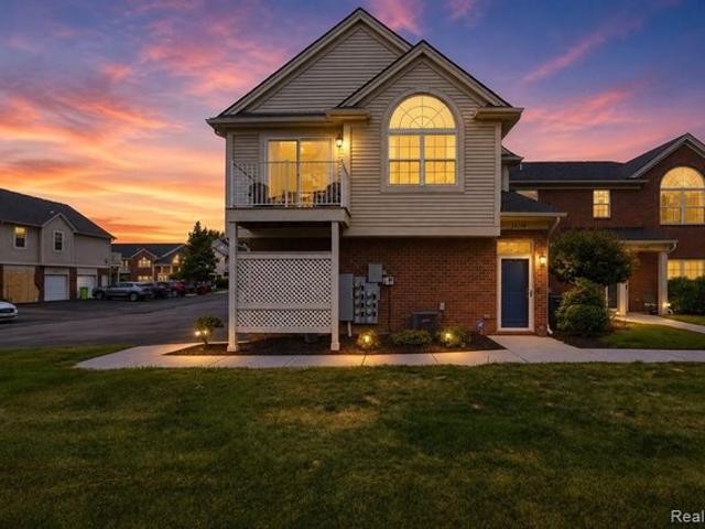 28248 South Pointe Ln, Chesterfield Township, MI 48051