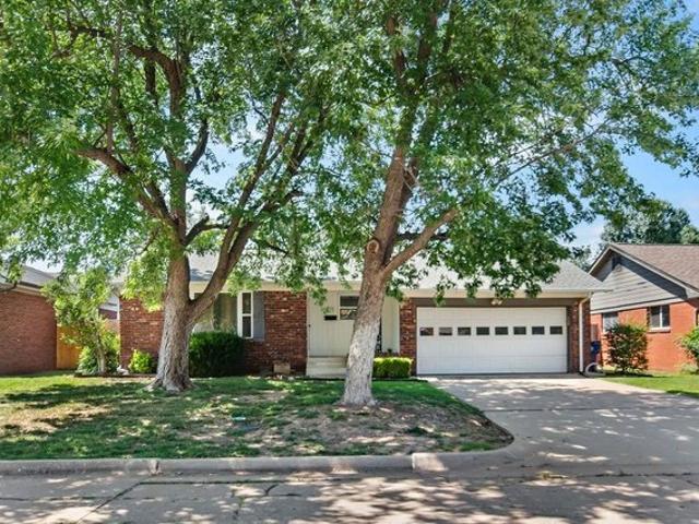 2824 Manchester Dr, The Village, OK 73120