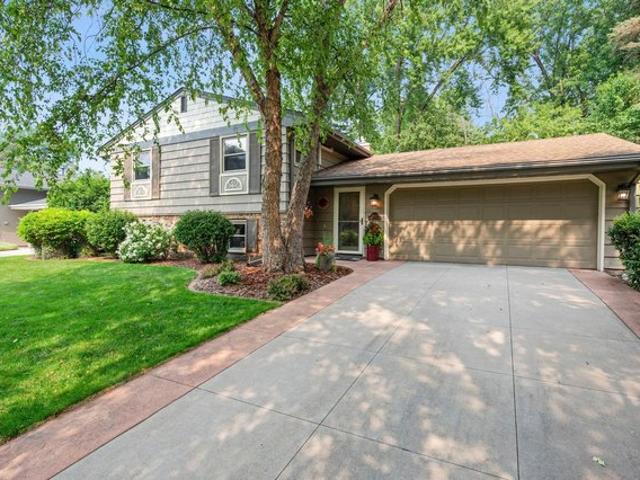 2824 Fernwood St, Roseville, MN 55113