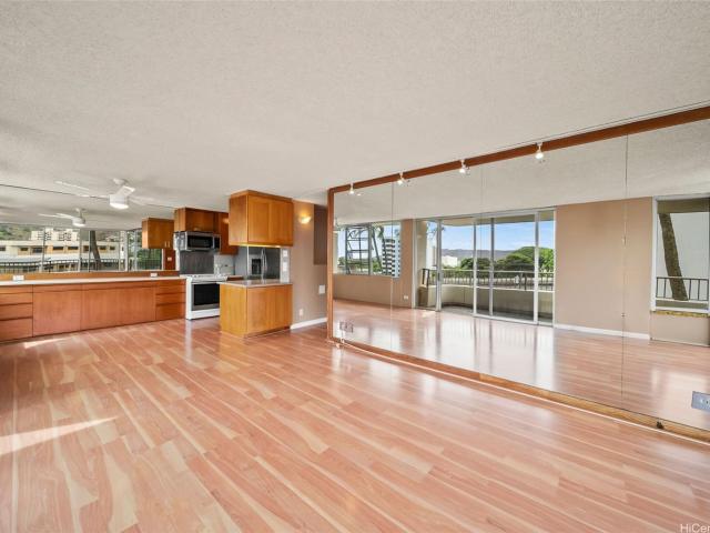 2825 S King St, Unit 403, Honolulu, HI 96826 | MLS #202523