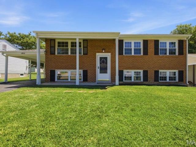 2826 Cherry Point Ln, Maryland Heights, MO 63043