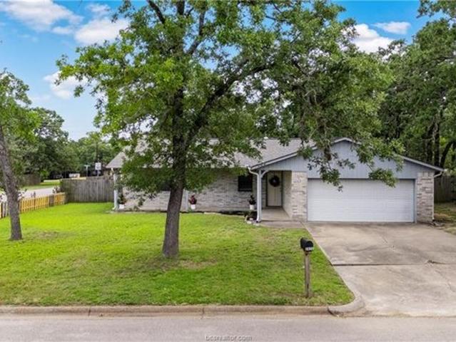 2826 Forestwood Dr, Bryan, TX 77801