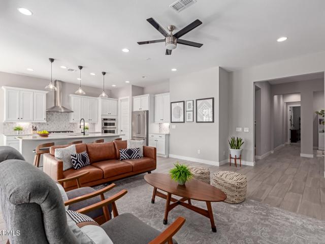 2827 e robin lane