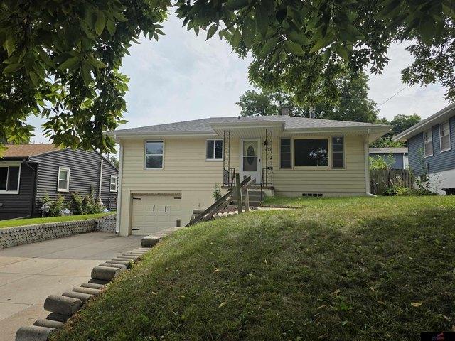 2827 S 39th St, Omaha, NE 68105