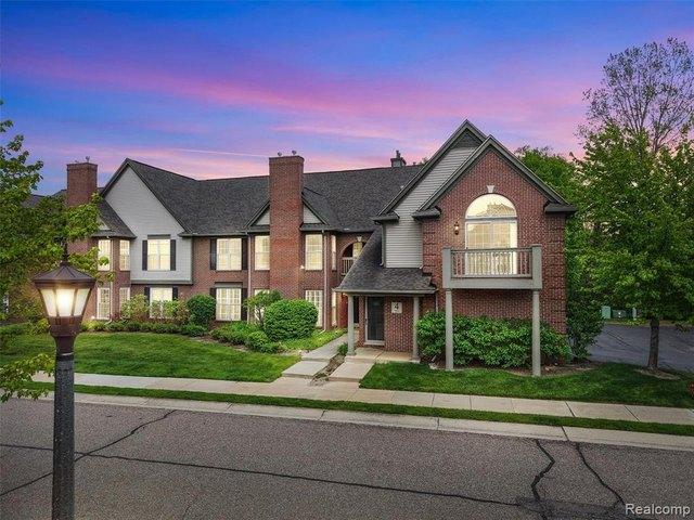 28284 Carlton Way Dr, Novi, MI 48377