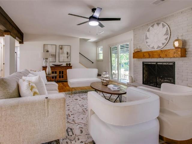 2828 Larkspur Lane