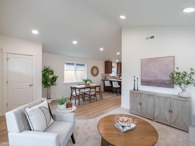 2830 NW Sterling Dr, Redmond, OR 97756