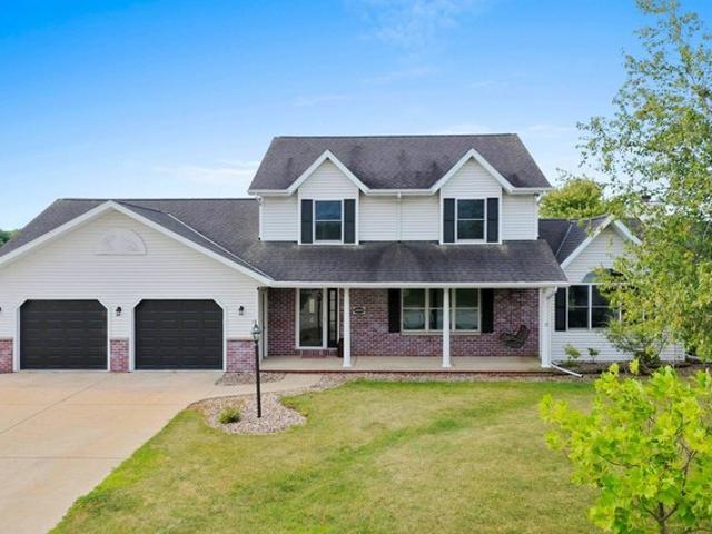 2820 Blue Spruce Dr, Green Bay, WI 54311