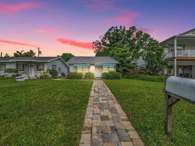 2820 57th St S, Gulfport, FL 33707