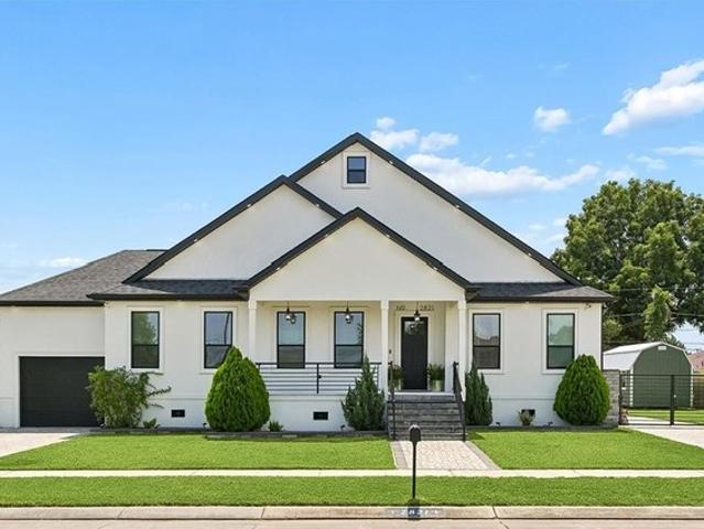 2821 Charles Dr, Chalmette, LA 70043