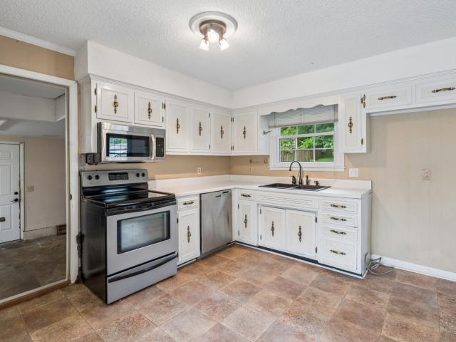 2821 Creekview Dr