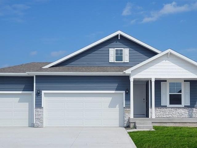 2821 Prairielight Dr, Hiawatha, IA 52233