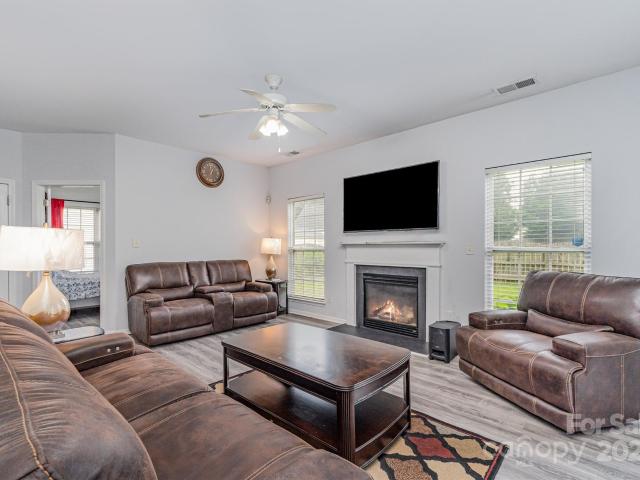 2823 Oakdale Pasture Dr, Charlotte, NC 28216 | MLS #4303