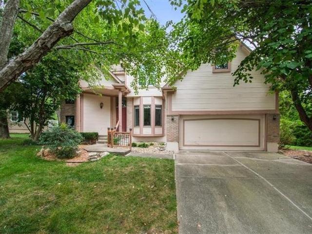 2823 S Stoneridge Dr, Blue Springs, MO 64015