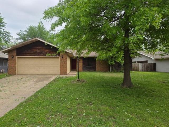 2823 W Maplewood St, Springfield, MO 65807