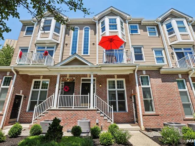 282 Roslyn Court # 282X