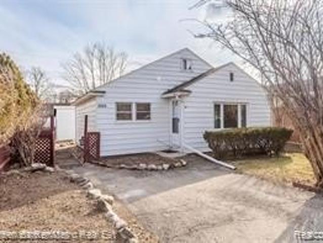 2835 Oldsmobile Ave, Waterford Township, MI 48328