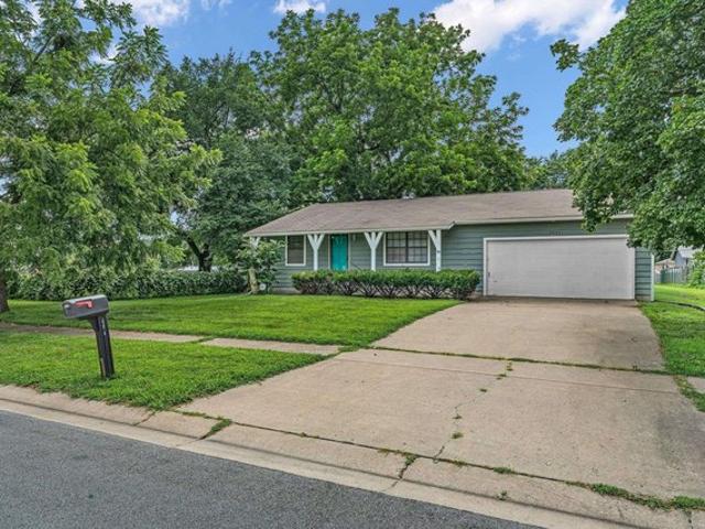 2835 SW Kingsrow Rd, Topeka, KS 66614
