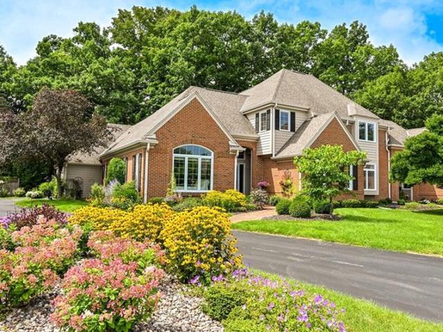 2835 W Golf Cir, Mequon, WI 53092