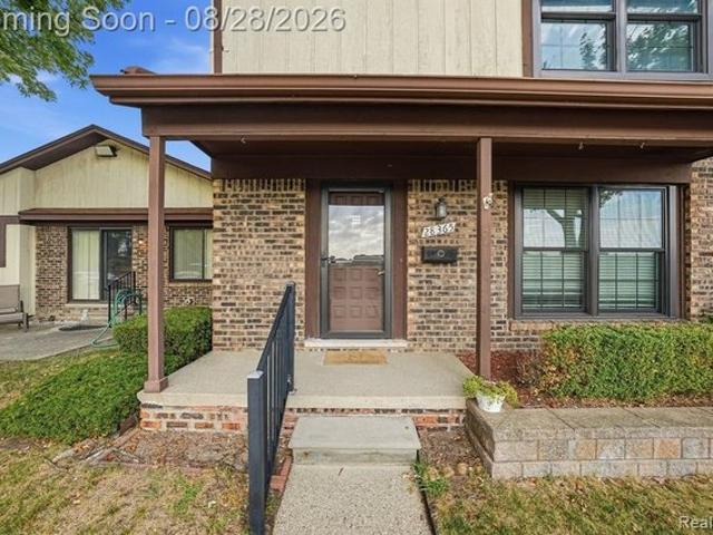 28365 Queens Ct, Warren, MI 48093