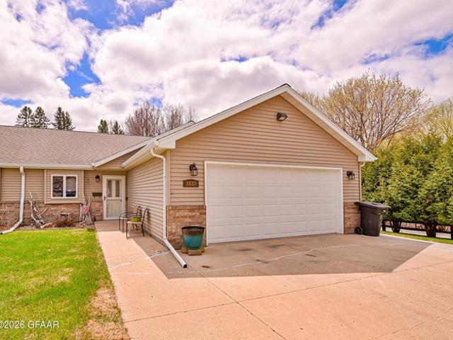 2837 Knight Dr, Grand Forks, ND 58201