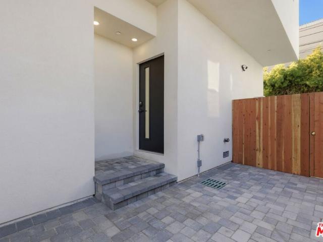 2837 S Redondo Boulevard 1/2