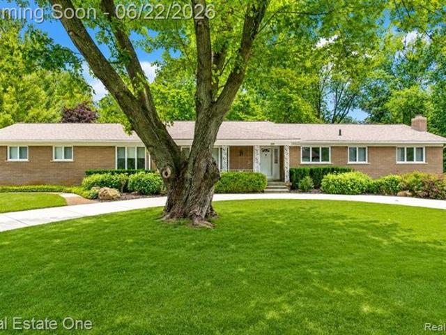 28383 W Greenmeadow Cir, Farmington Hills, MI 48334