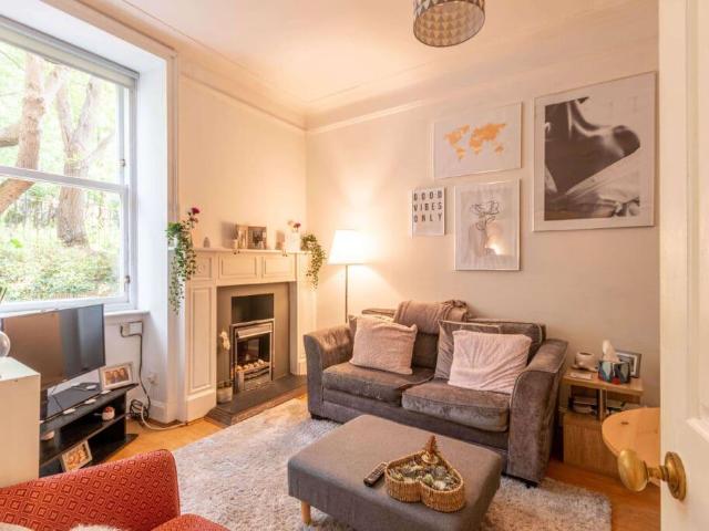 2838L Bryson Road, Edinburgh, EH11 1DY 1 bed flat to rent £1,025 pcm £237 pw