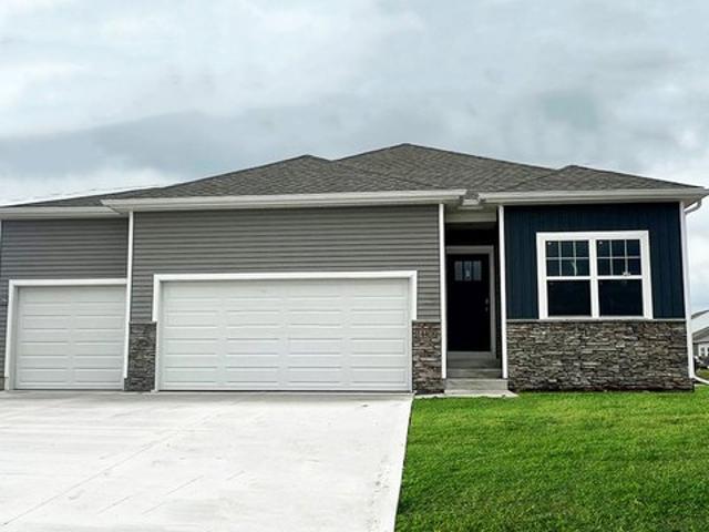 2830 Prairie Wind Ct, Hiawatha, IA 52233
