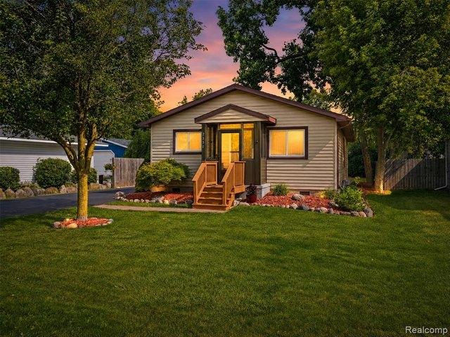 2830 Schroeder Blvd, Keego Harbor, MI 48320