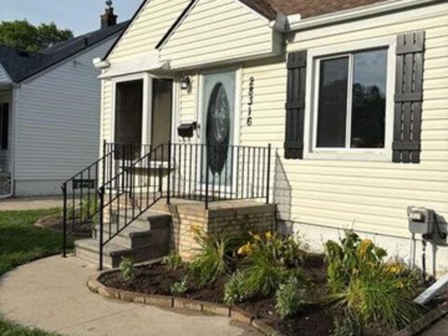 28316 Larchmont St, Saint Clair Shores, MI 48081