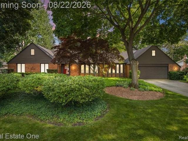 28330 E Blom Dr, Harrison Township, MI 48045