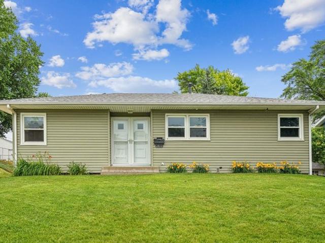 2833 Magnolia Dr, Bettendorf, IA 52722