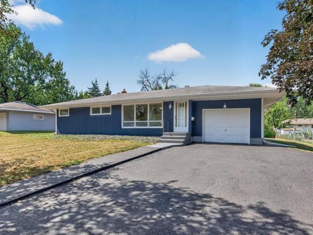 2833 Farrington St, Roseville, MN 55113