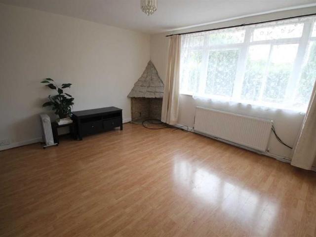 283 295 Pinner Road, Harrow HA1 3 bed flat to rent £1,800 pcm £415 pw