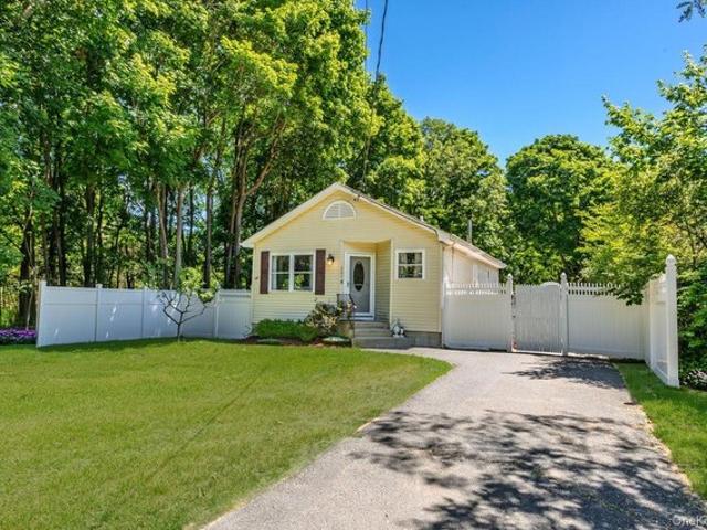 283 Railroad Ave, Center Moriches, NY 11934
