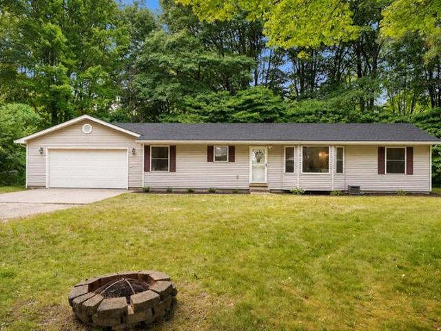 2841 W 92nd St, Newaygo, MI 49337