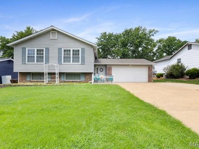 2843 Park Valley Dr, Saint Peters, MO 63376