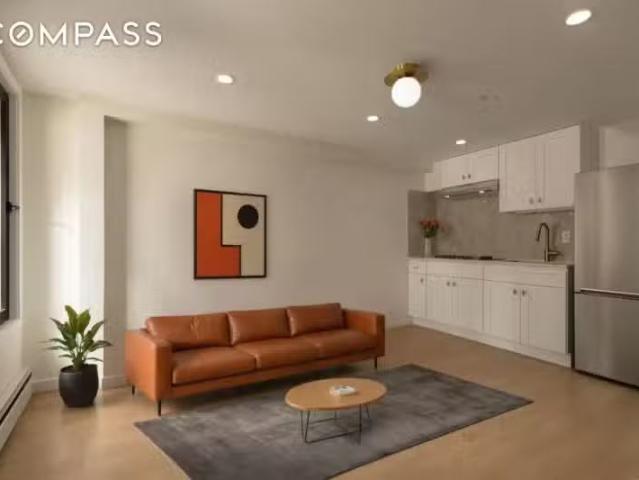 284 Manhattan Avenue, Brooklyn, NY 11211