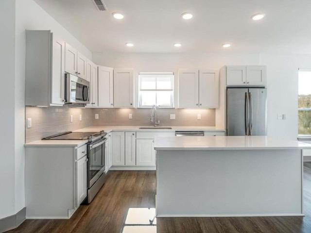 284 Manhattan Boulevard 4