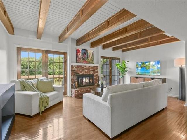 284 NE Bayview Dr, Lee's Summit, MO 64064
