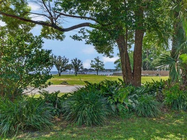 284 NE Beachview Dr, Fort Walton Beach, FL 32547